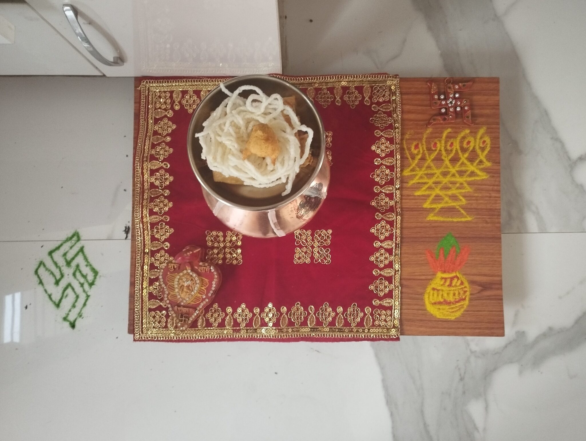 Rangoli around kalash – Easy Rangoli Designs